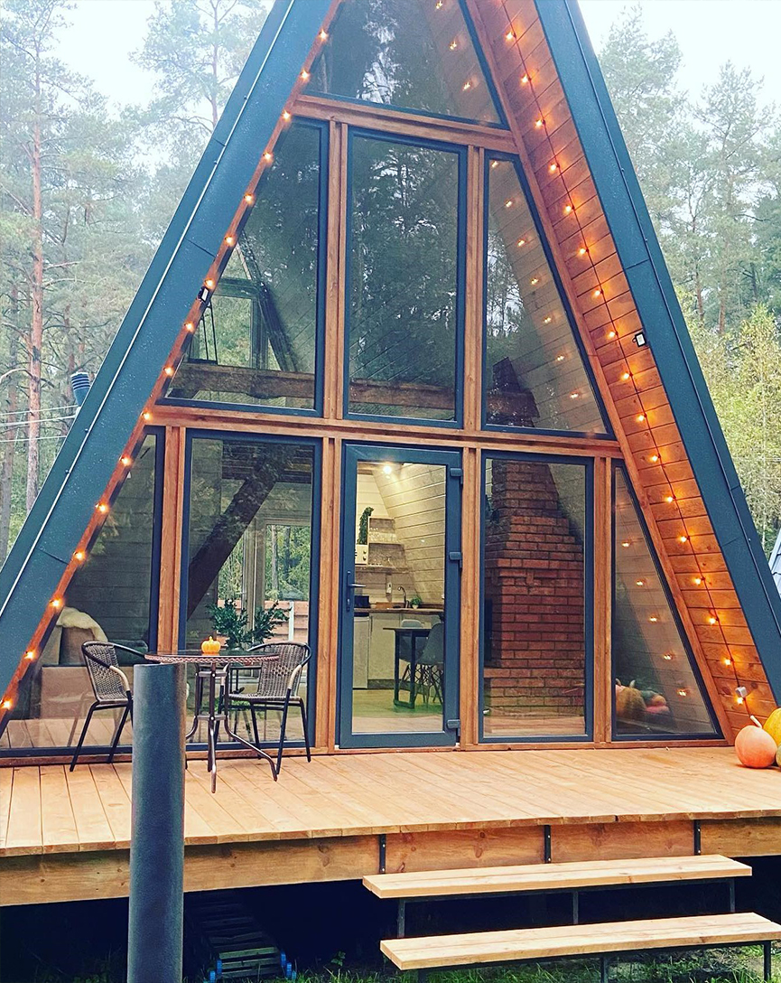 Комплекс Aframe_vlesu_brest: треугольные дома в лесной тиши